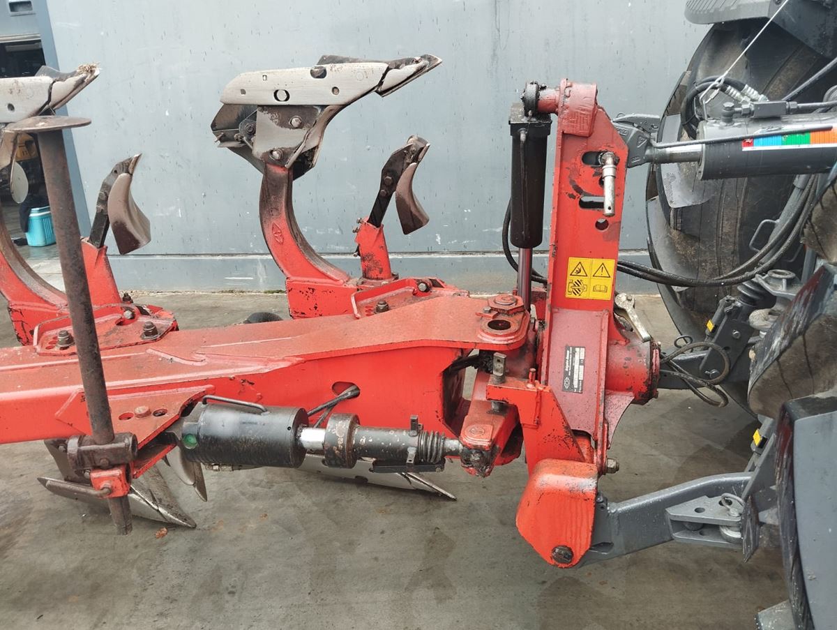 Charrue 6 corps Grégoire Besson RB71 - Danneels SBA Ecaussinnes