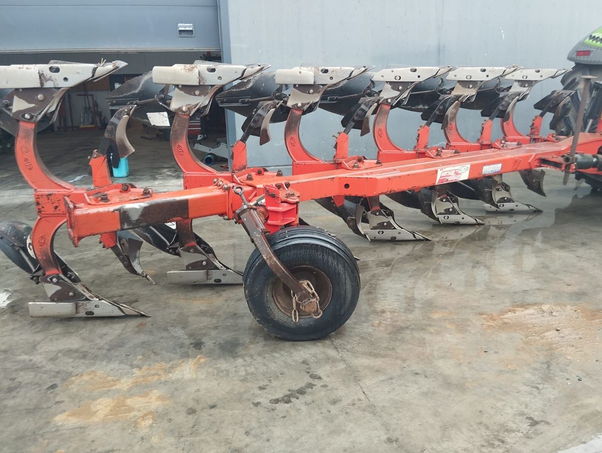 Charrue 6 corps Grégoire Besson RB71 - Danneels SBA Ecaussinnes